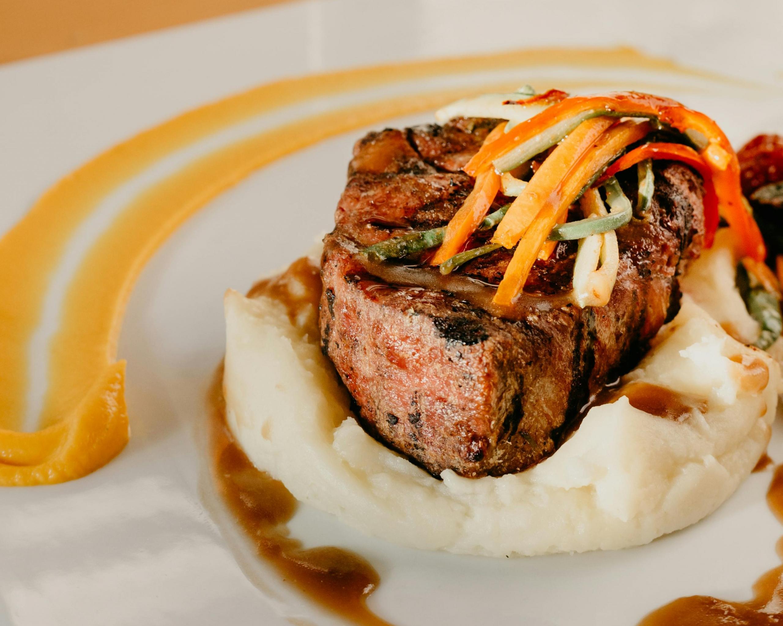 Meloso de ternera sobre puré de boniato y lombarda | Caritas Madrid